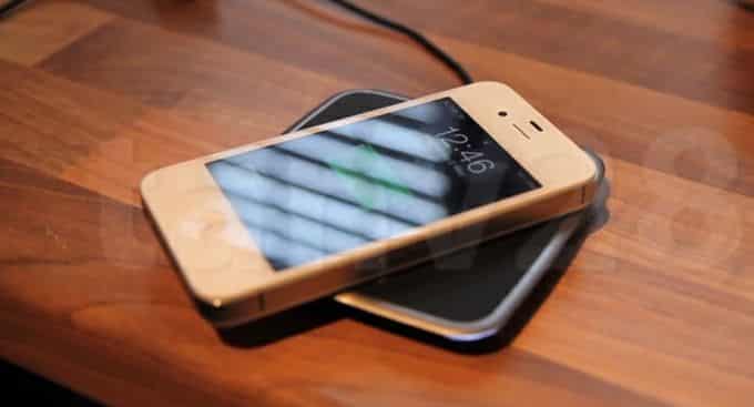 Charge Your iPhone 4S Wirelessly Through A Small Modification - The ...